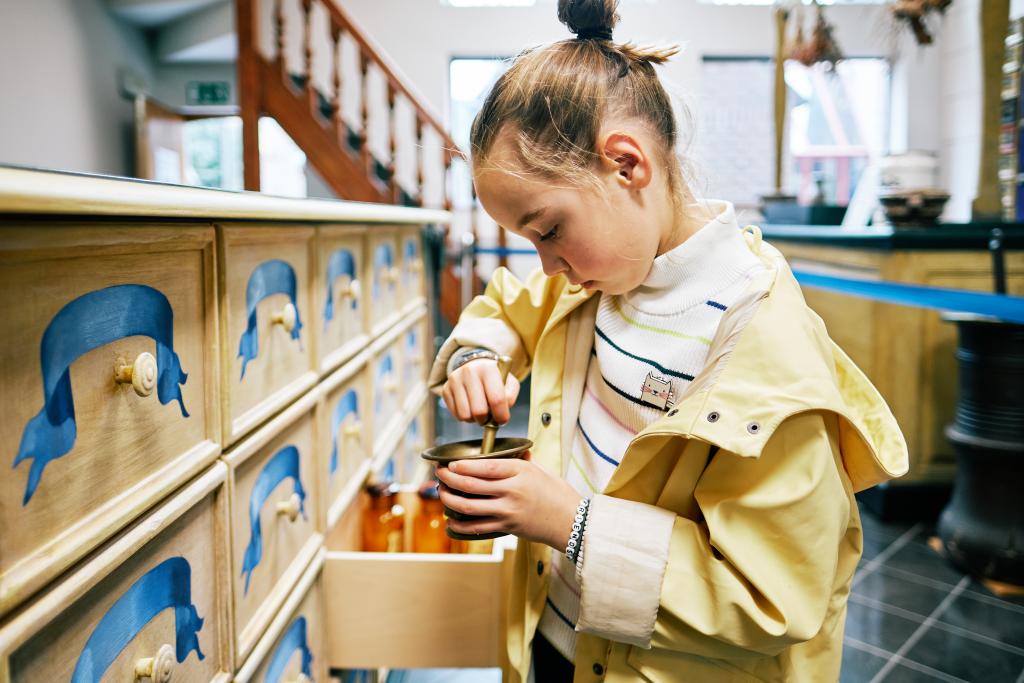 Binnen in de oudste apotheek van België | Musea Maaseik